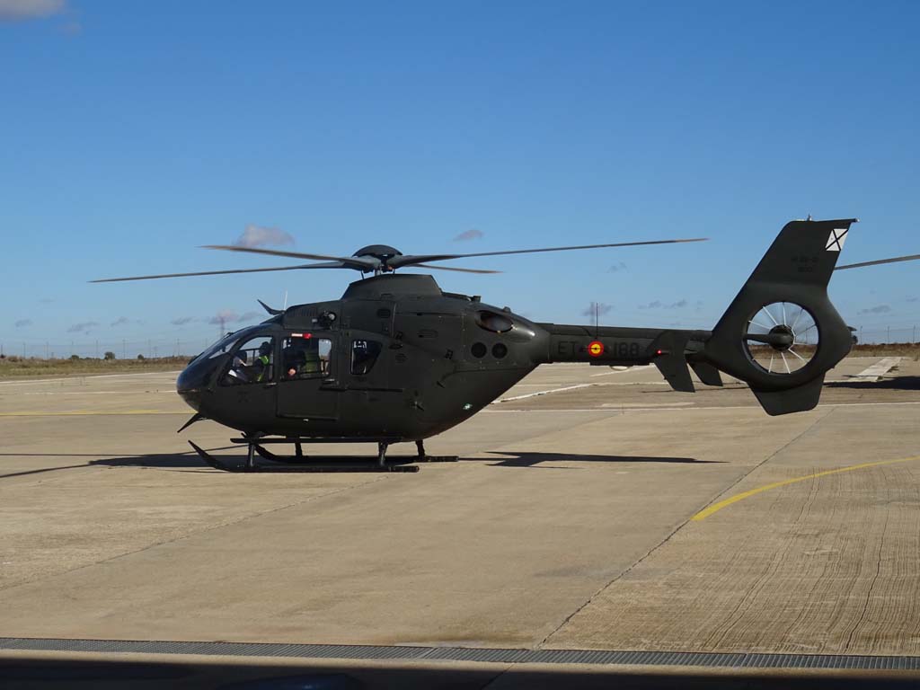 Babcock mantendrá la flota de helicópteros Airbus EC135 deel Ejército ...