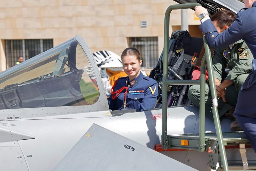 La infanta Leonor vuela en el F-5 - Fly News