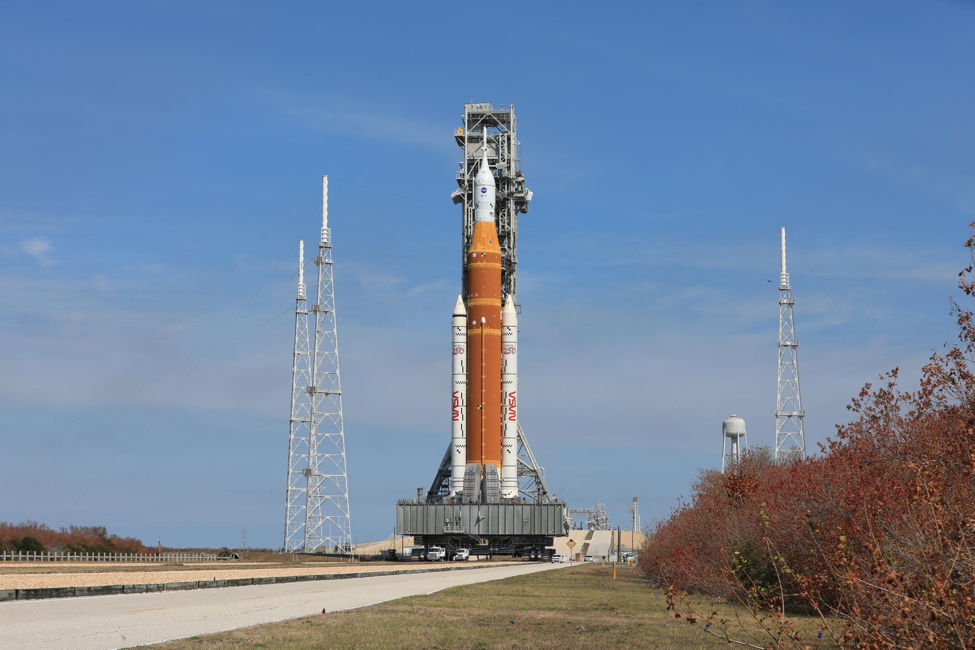 La NASA echa un jarro de realidad al programa lunar SLS - Fly News