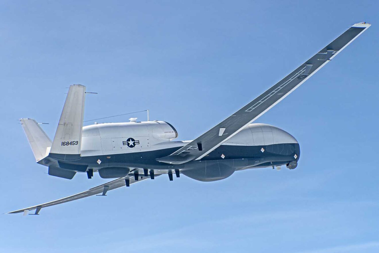 Northrop Grumman pone en vuelo el primer MQ-4C en configuración IFC-4 ...