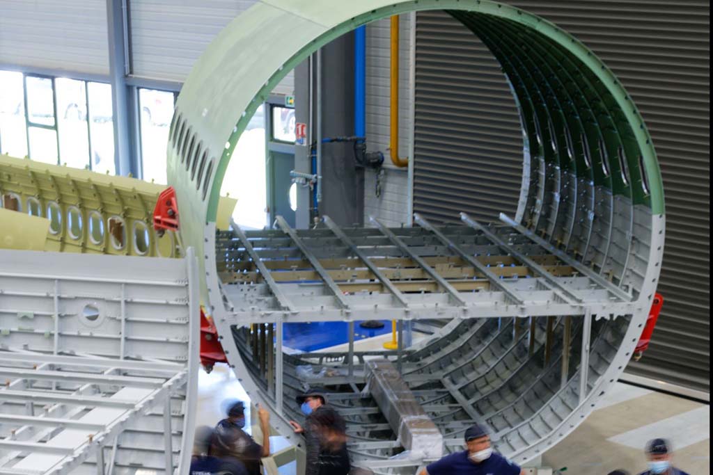 Stelia entrega las primeras piezas del fuselaje del Airbus A321XLR ...