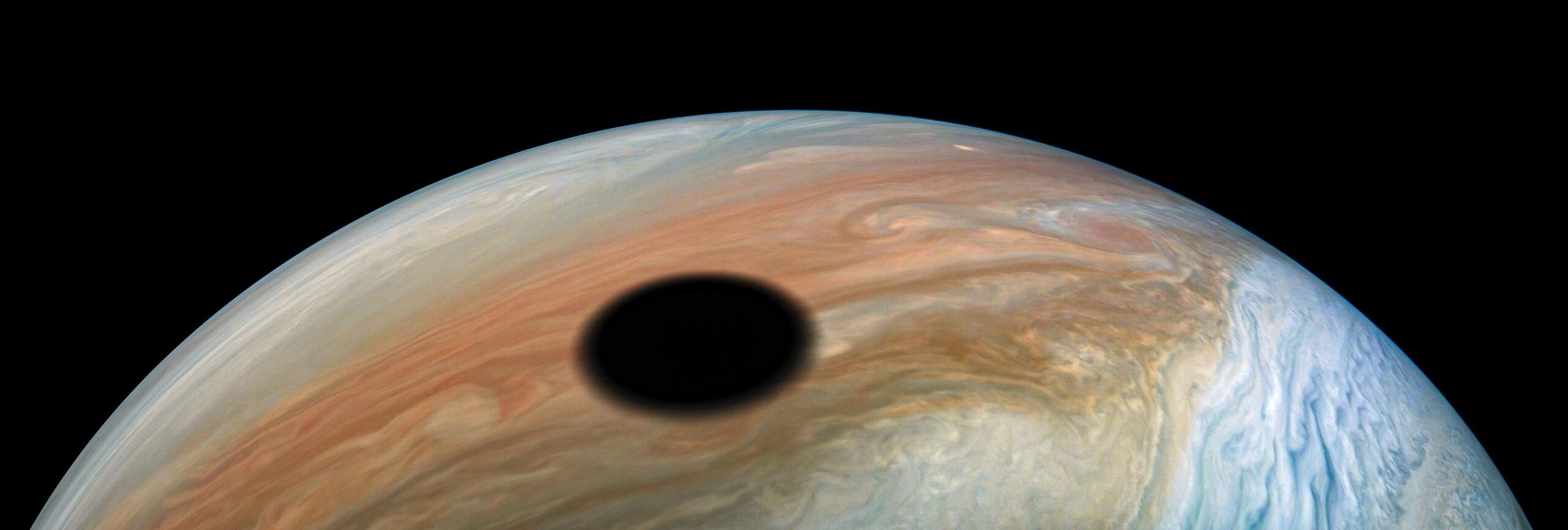 La luna volcánica de Júpiter más cerca que nunca con la nave Juno de la ...